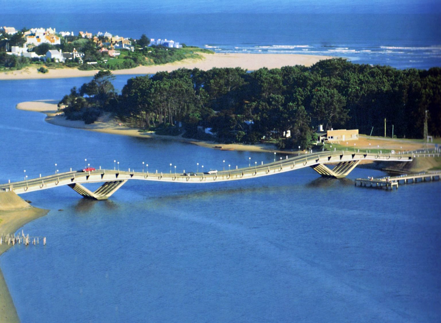 El puente de La Barra: Símbolo de Punta del Este ...